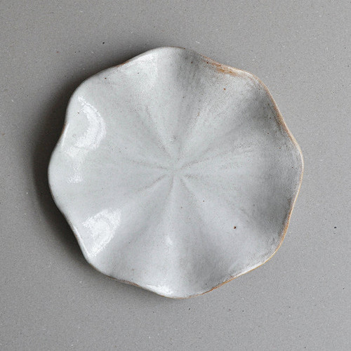 Rustic Water Lily Plate - White | NeutraKitchen