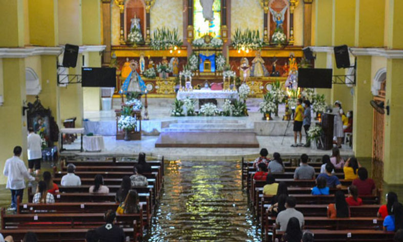 Simbahan lubog sa baha, Misa tuloy