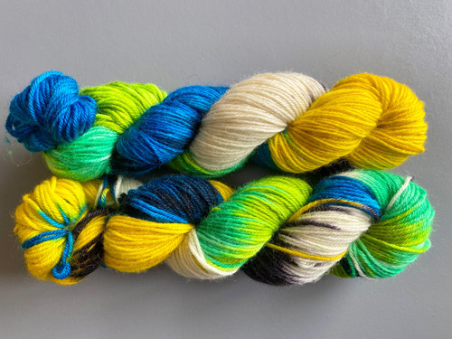Blue-and-Gold Macaw - BFL DK - 100g | Handmade by Joe