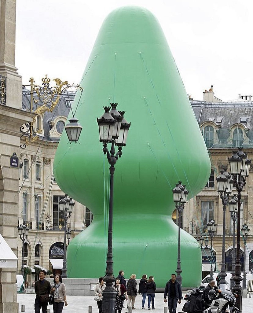 Inflatable ‘Christmas Tree’ Installation by Paul McCarthy (2014) 🎄