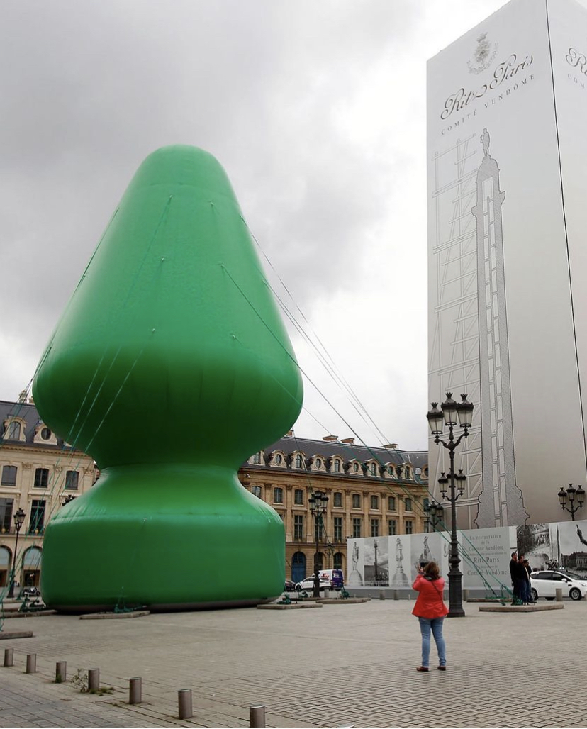 Inflatable ‘Christmas Tree’ Installation by Paul McCarthy (2014) 🎄