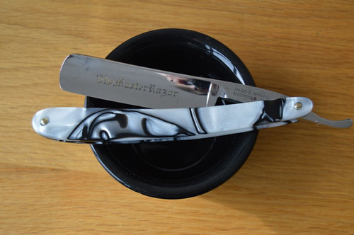 "MASTER RAZOR" 5/8" Straight razor in Kirinite. | vintage-razors