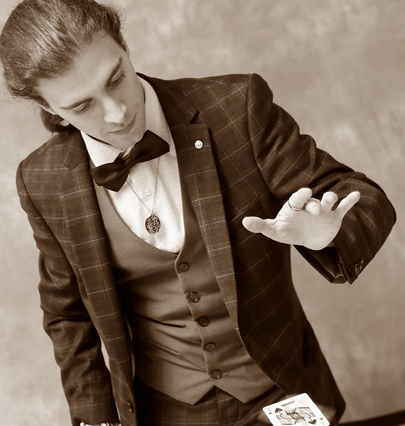 Magicien Lyon Lou illusionniste Close-up Rhône-Alpes