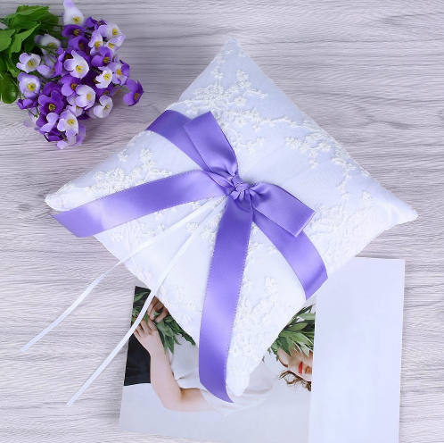 Ringkussen wit met paarse strik | YourWeddingShop.eu