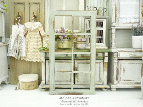 Fenêtre Décor en Bois Miniature, Vert Amande Vieilli | ATELIER MINIATURE