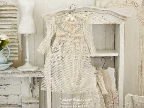 Robe en Tulle Ancien, Jabot, Ruban de soie blanche | ATELIER MINIATURE