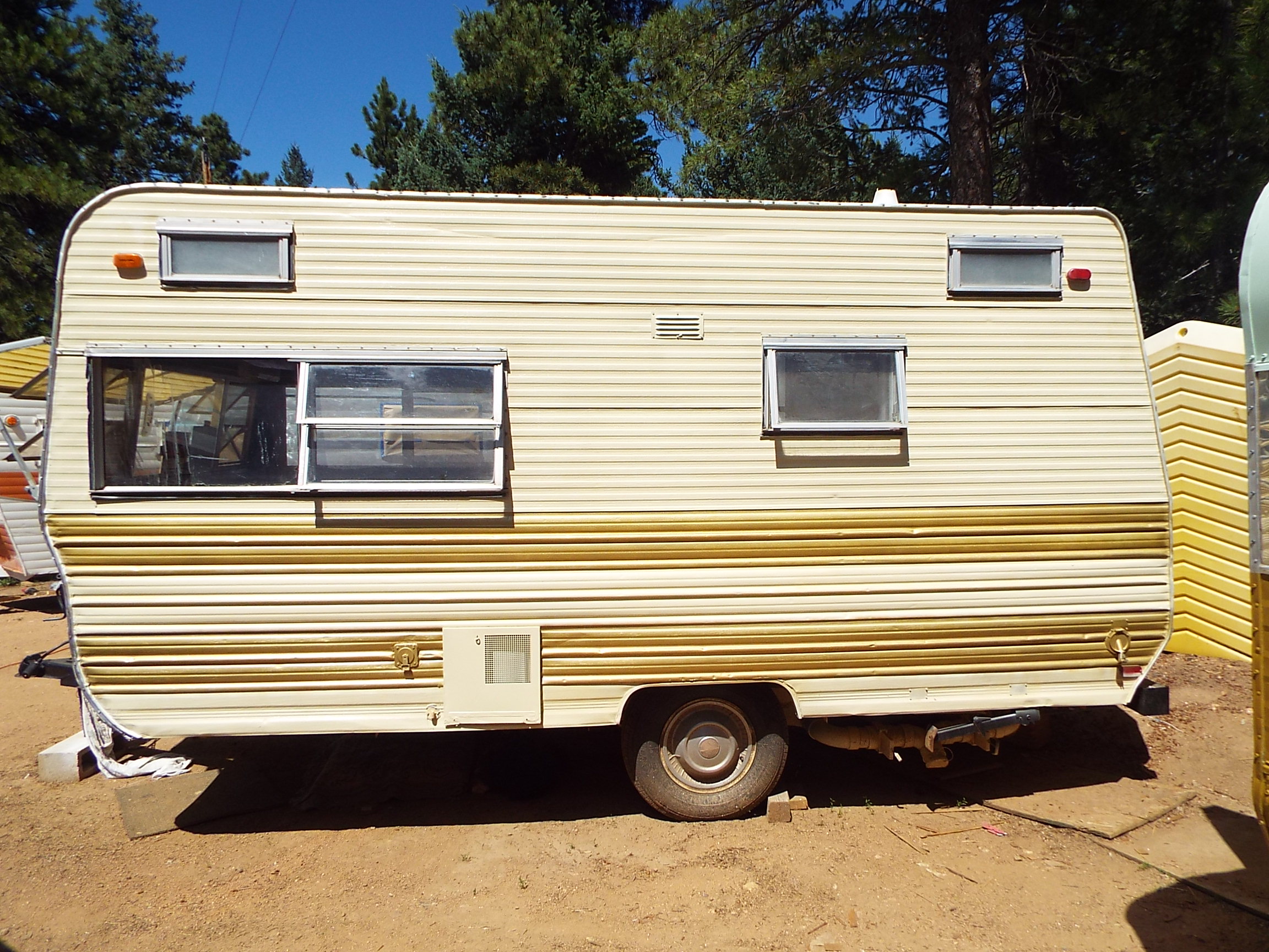 HAPPY CAMPERS | trailer2