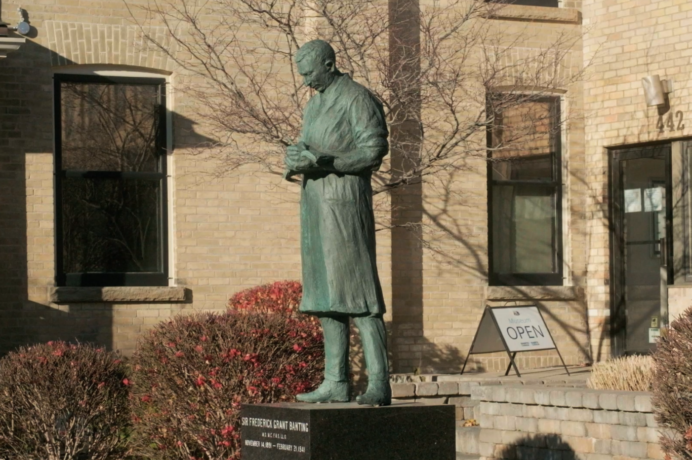 The Sir Frederick G. Banting Square | LAC official site