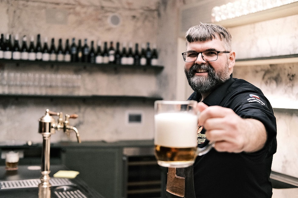 Kam na pivo v Praze? V Červeném Jelenovi čepují pivo profesionálové.