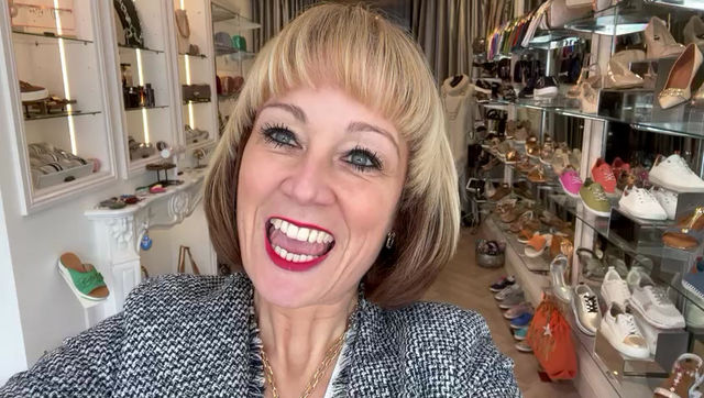 A gorgeous addition to your glam trainer selection!