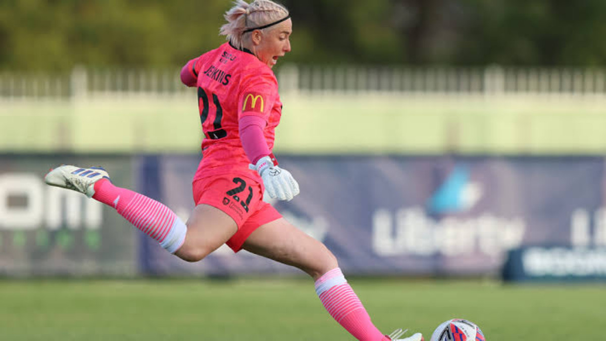 Jenkins switches to New Zealand football