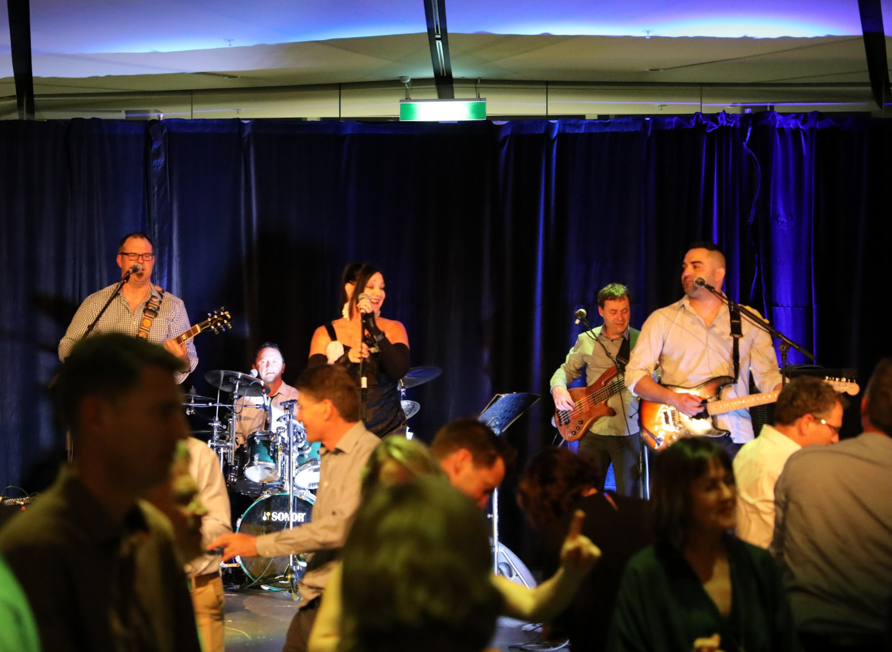 TALL POPPIES Top Auckland Covers Band for Hire