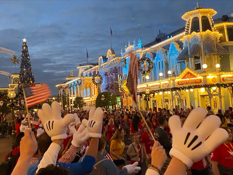 Moving Scenes At Disney's Magic Kingdom For The Snowball Express Walk ...