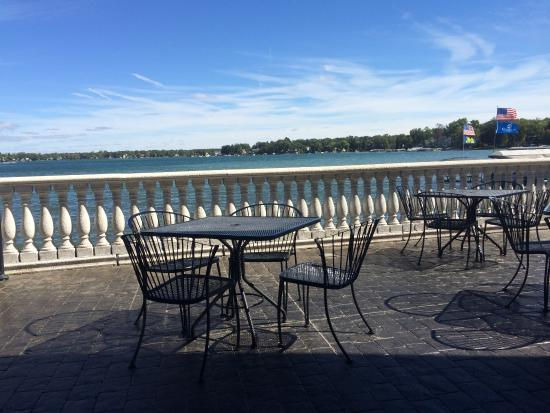 5 BEST Lakefront Dining Spots in the Lakes Area