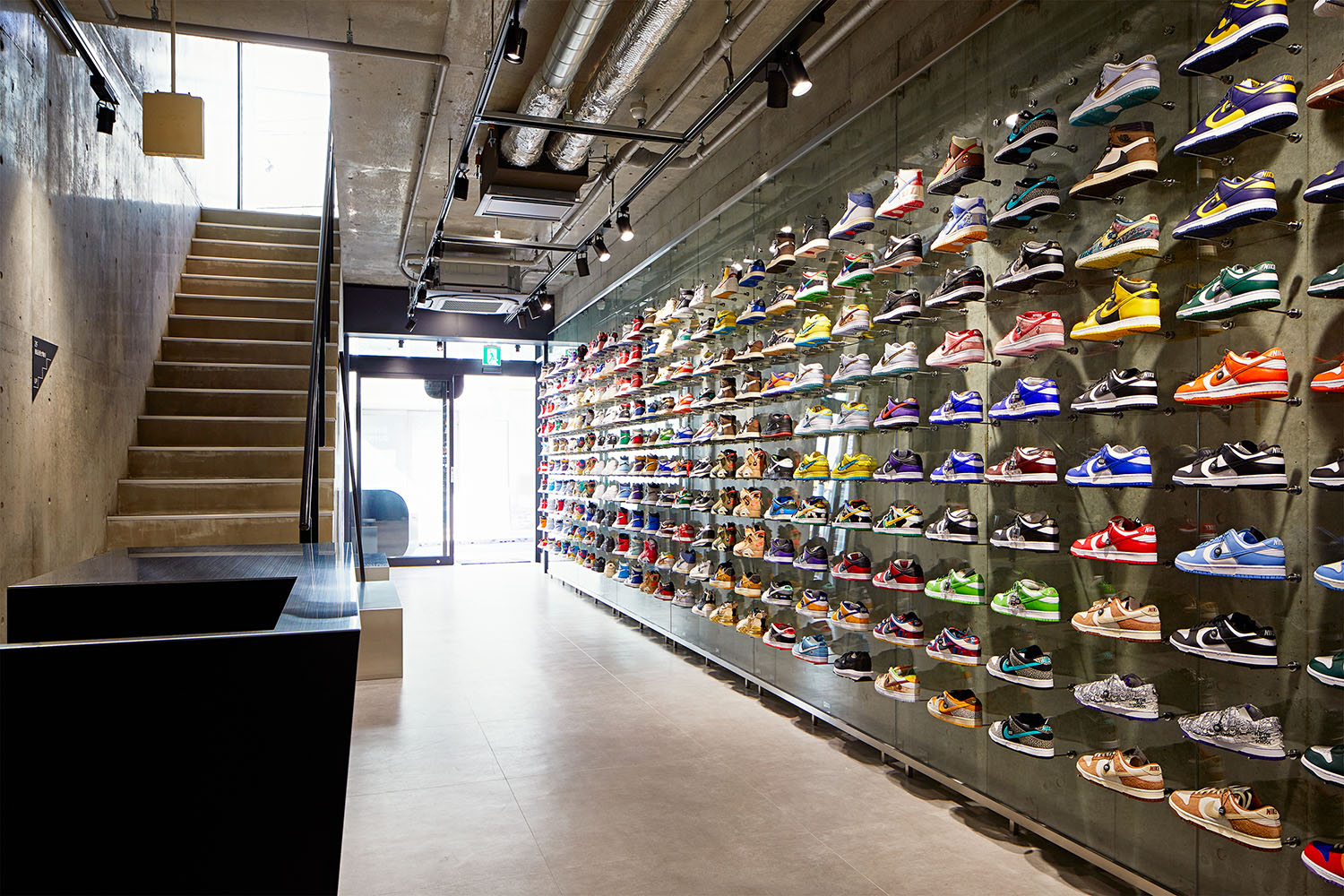 成為日本球鞋交易平台龍頭後，SNKRDUNK 在「裏原宿」開了間鞋店？