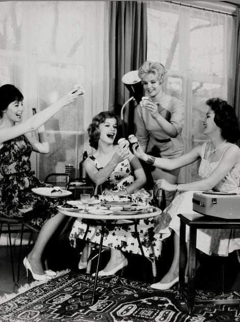 MUJERES DE CUARENTA, CINCUENTA, SESENTA Y TANTOS Y MÁS...