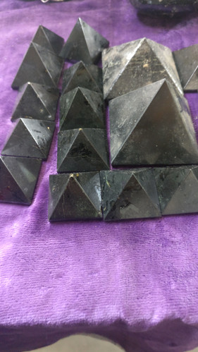 Black tourmaline Pyramid | Gitu's Divine Touch