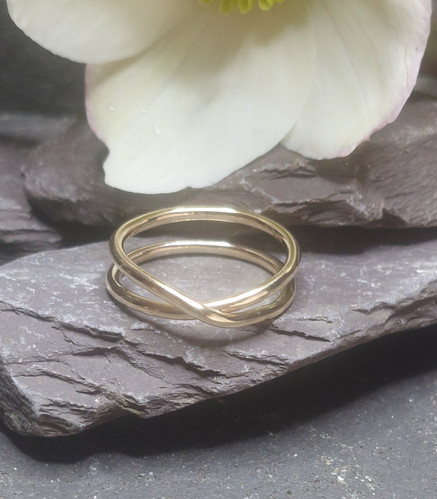 9ct Yellow Gold Overlap ring | WJ
