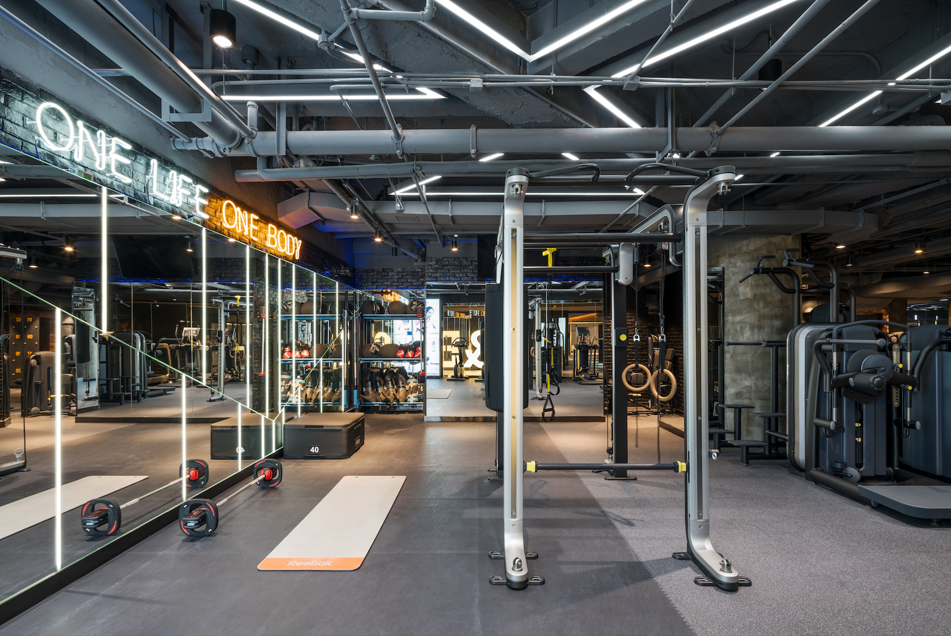 Z&B FITNESS - SHAANXI | hcreates interior design