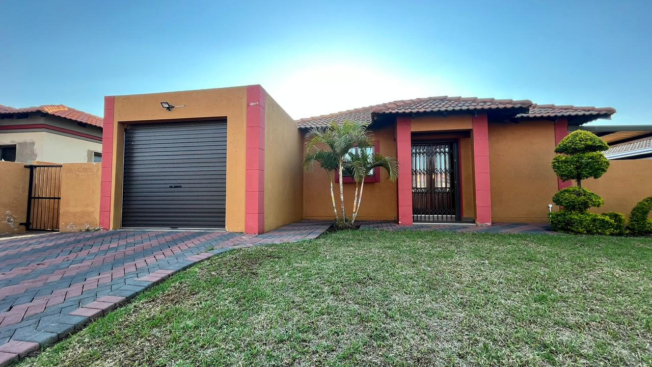 3 Bedroom For Sale in Heatherview Estate