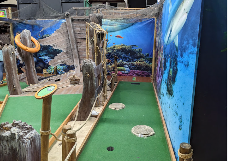 Mega Mini Golf