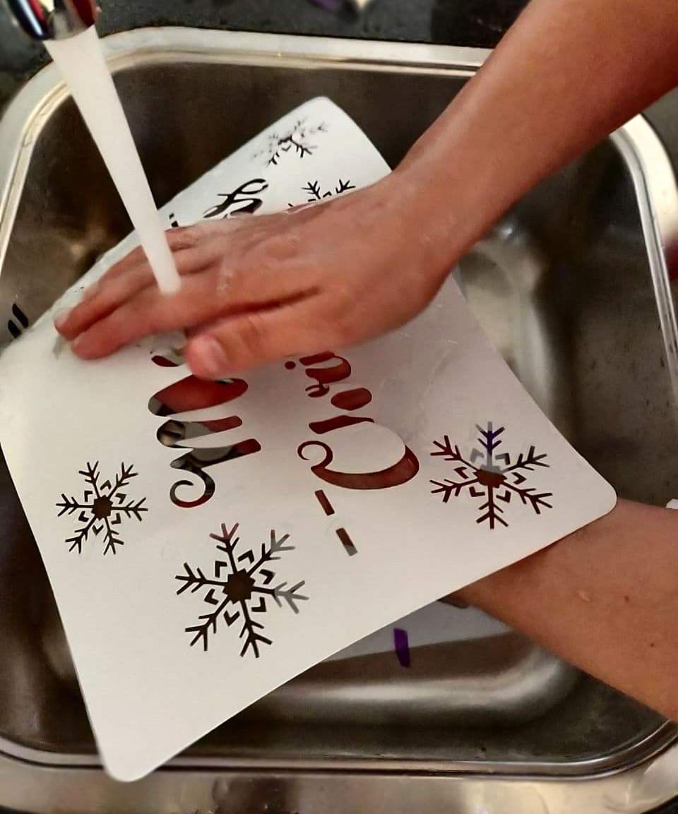 Hoe maak je kerst raamversiering met kerst sjablonen en spuitsneeuw?