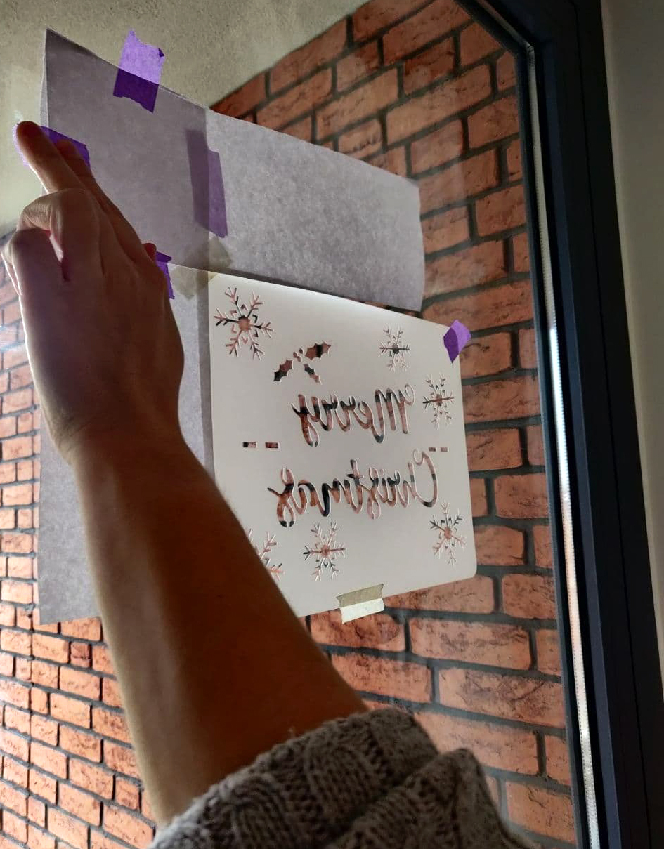 Hoe maak je kerst raamversiering met kerst sjablonen en spuitsneeuw?