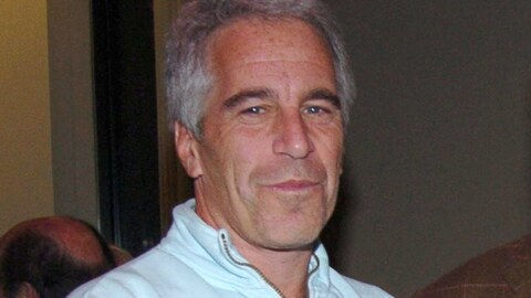 Revelan fallas en la vigilancia de la celda de Jeffrey Epstein antes de ...