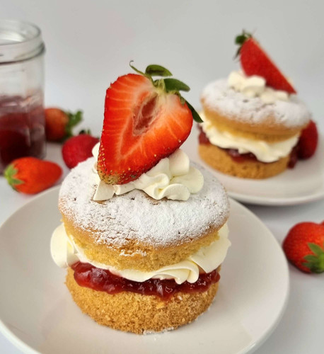 Mini Victoria Sponge Cakes Manchester Strawberry/Raspberry | Aphrodite ...