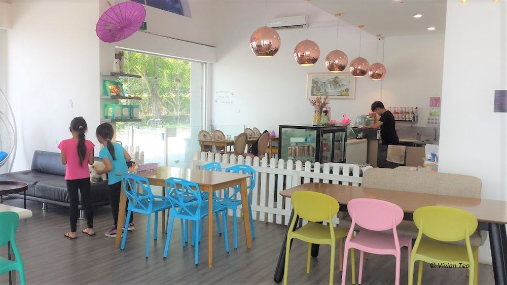 Why we went to pet café Ménage Café and loved it (though we have no dog)