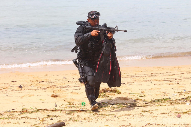 Indonesian Navy Special Forces, KOPASKA, use Jetboots during military ...