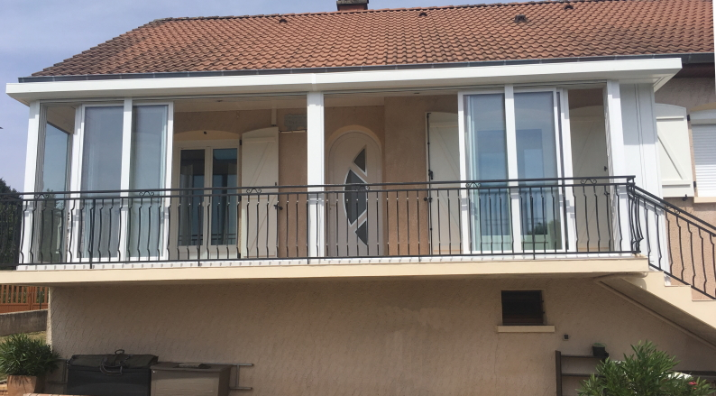 Véranda blanche sur balcon