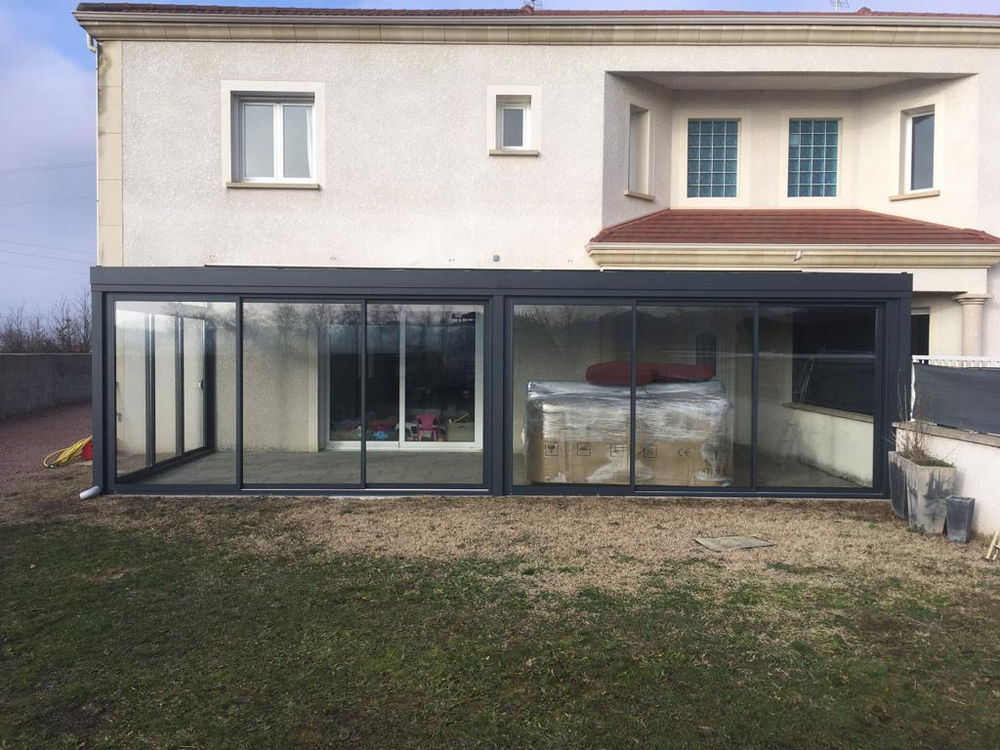 Fabrication et pose d'une véranda gris anthracite sur la région roannaise.
