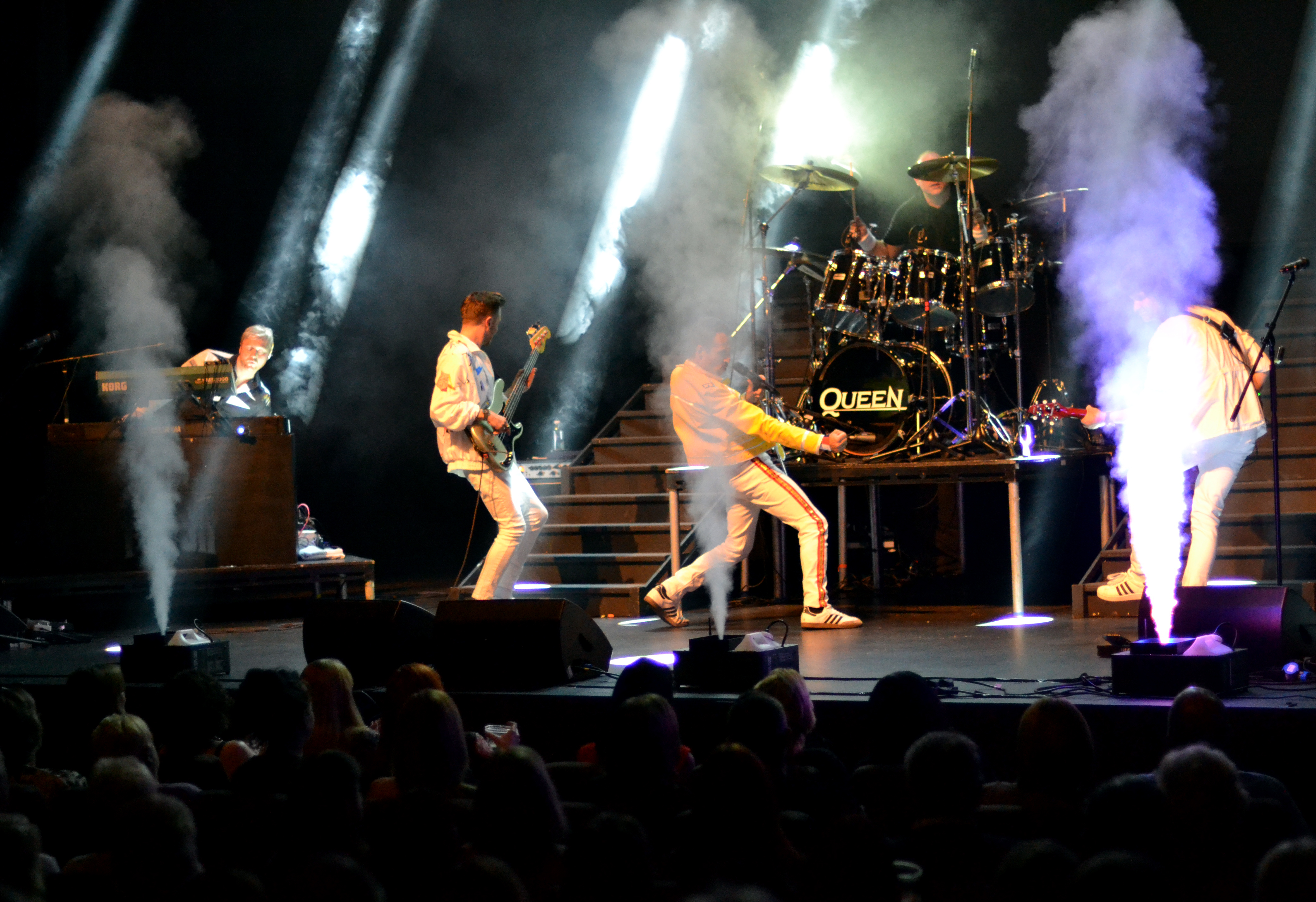 Flash Queen Tribute Band - Home