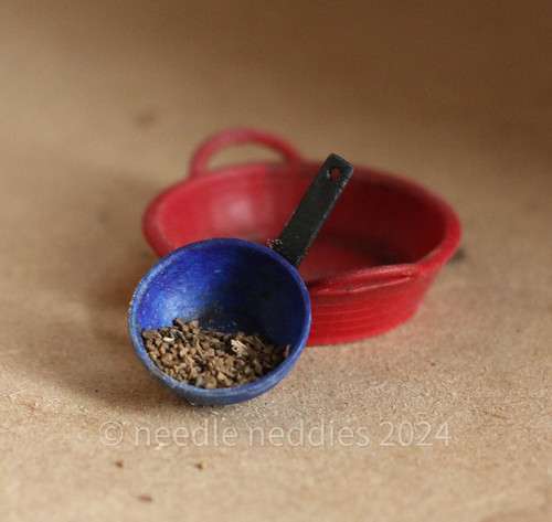 Miniature Feed Scoop - 1:12 & 1:9 scale | Needle Neddies