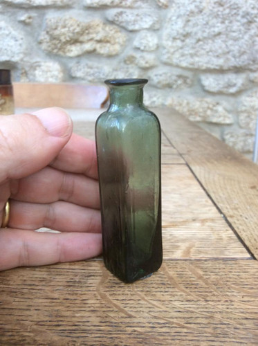 Rare square phial pontilled c1760 | ABC Magazine