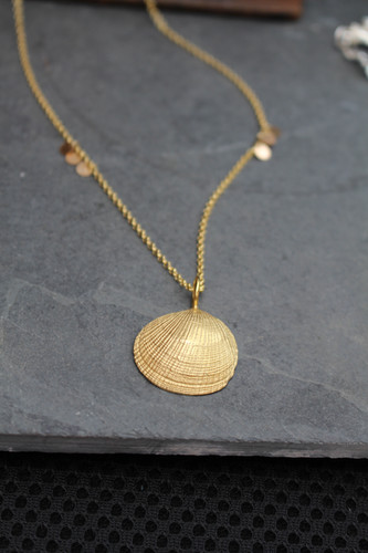 Sequin Chain & Gold Large Clam Shell Necklace | bjewellery