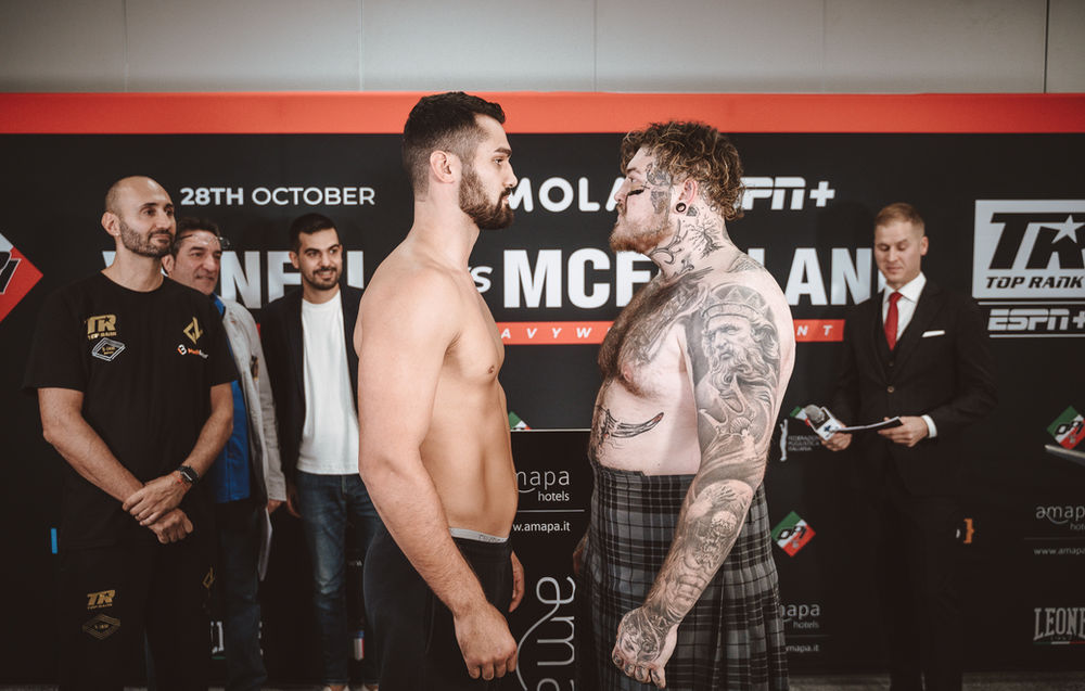 Guido Vianello vs Jay McFarlane: la Cerimonia Del Peso