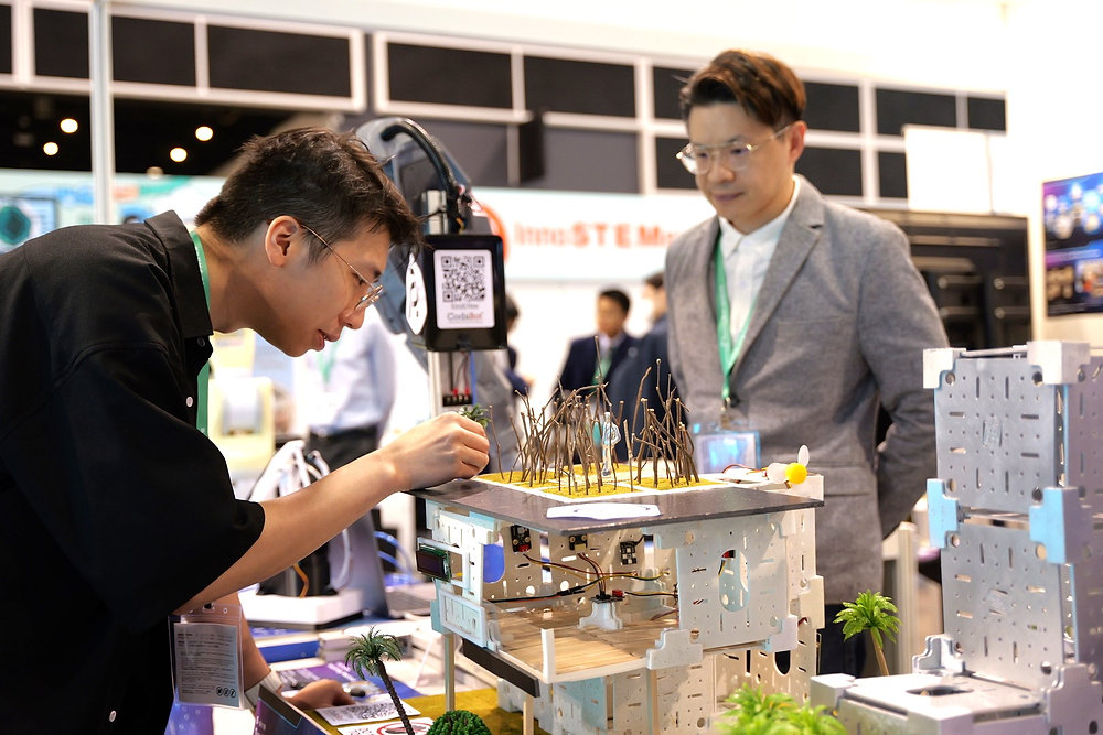 Showcasing AI in Education and Enhancing Language Learning Showcasing AI in Education and Enhancing Language Learning