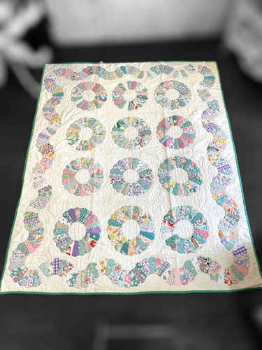 Dresden Plate Quilt (Green Border) 85” x 69 1/2” | The Shabby Chicas