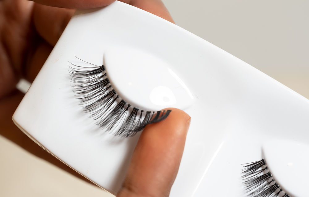 Expert Tricks for Applying False Eye Lashes