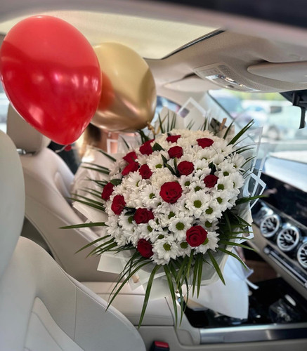 Giant Daisy & Red Roses Bouquet | VAW Flowers Studio