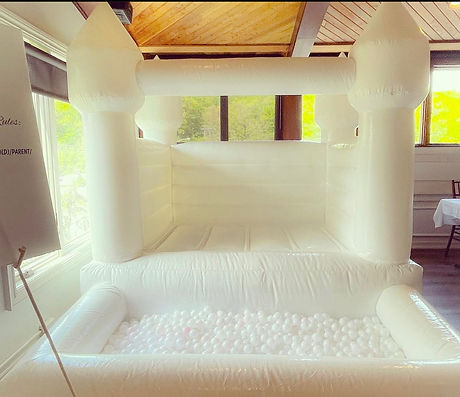 Bounce House | Deluxe Play Rentals