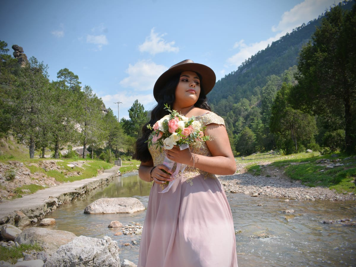 Galeria de fotos; Festeja sus XV años Arleth Paola Avilez Portillo