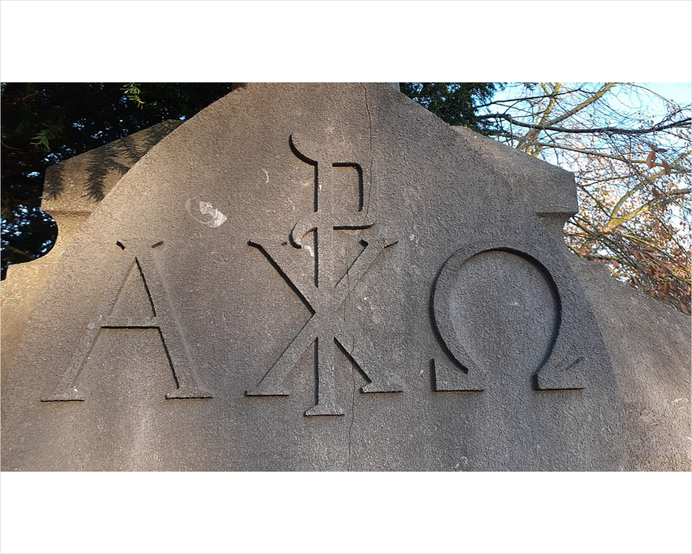 Le Chrisme : Emblème Primitif de la Chrétienté et son Héritage