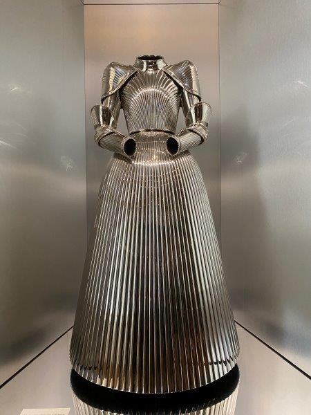 EXPOSITION : « LOUVRE COUTURE. OBJETS D’ART, OBJETS DE MODE