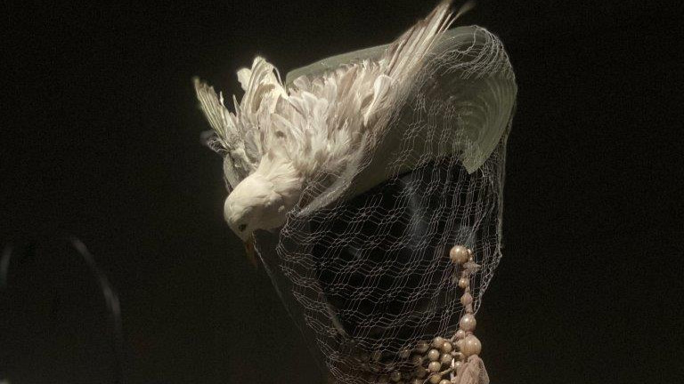 VISITE DE L’EXPOSITION « STEPHEN JONES, CHAPEAUX D’ARTISTE » AU MUSÉE ...