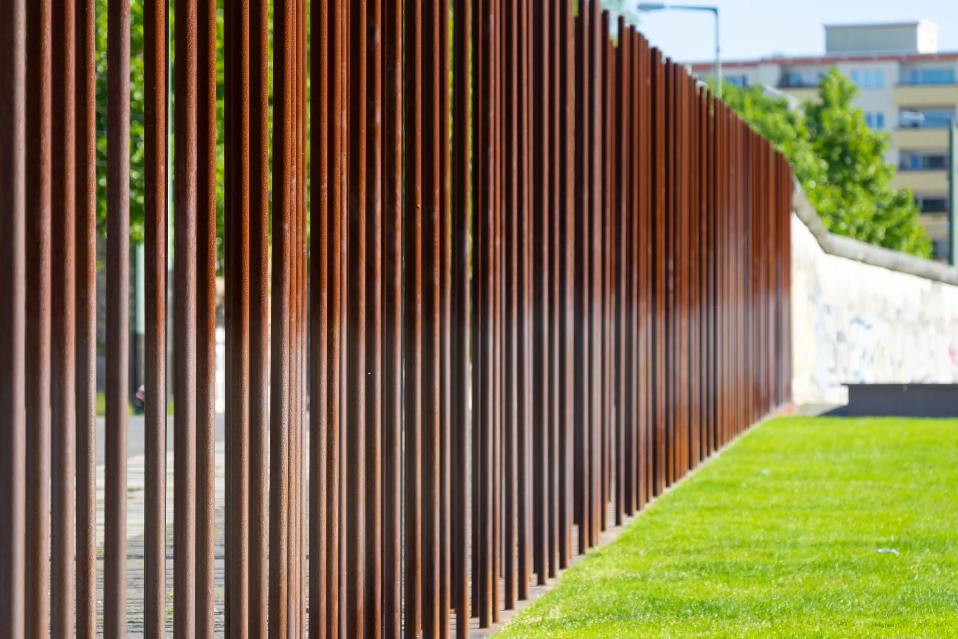 25 Privacy Fence Ideas That Look Great in Your Yard