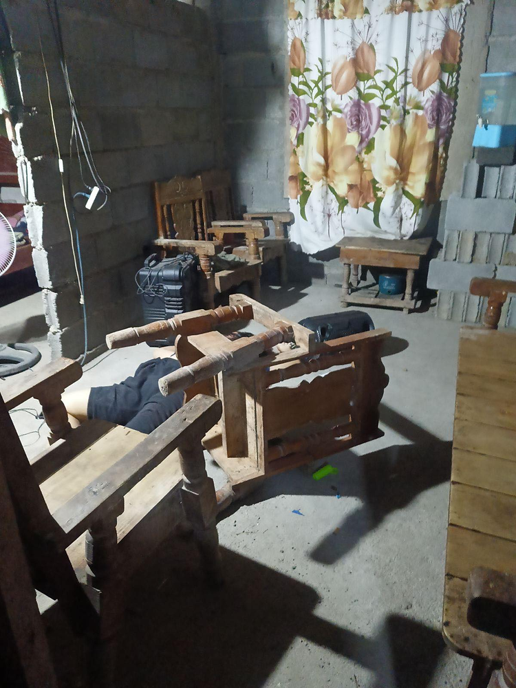 35 anyos na babae, patay matapos barilin sa loob mismo ng isang bahay ... 35 anyos na babae, patay matapos barilin sa loob mismo ng isang bahay ...