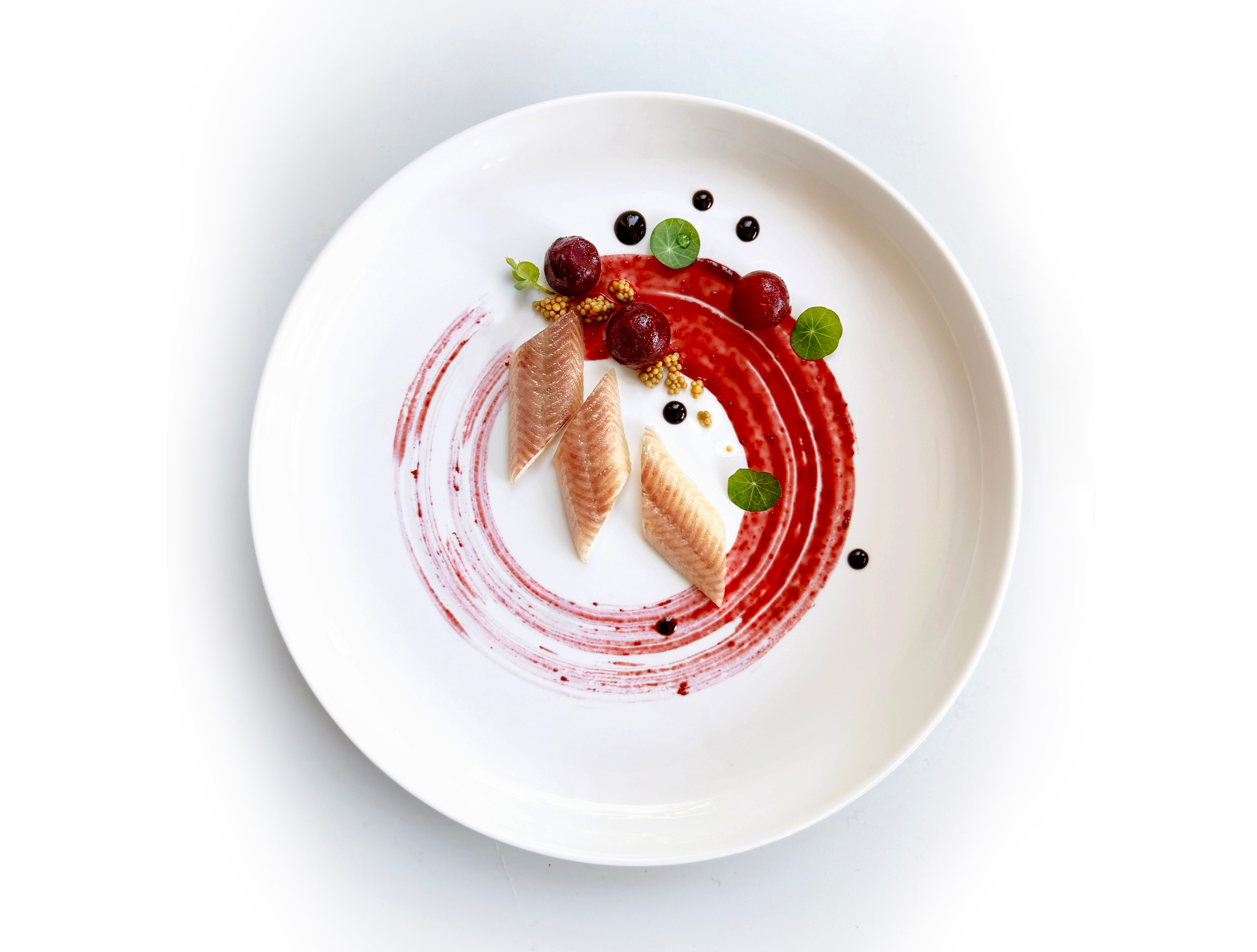 Gerookte palingfilet met biet, bramenreductie, balsamicostroop en ...